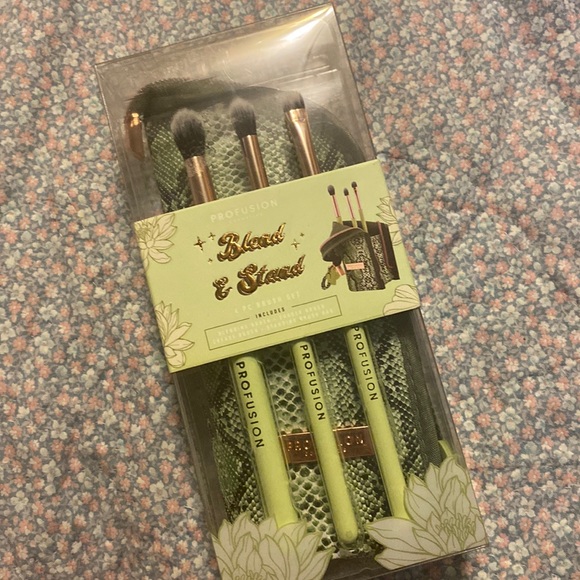 Profusion Cosmetics | Makeup | Profusion Blend And Stand 4 Pc Brush Set ...